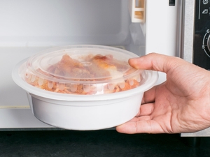 Choice 32 oz. White 7 1/4" Round Microwavable Heavy Weight Container ...