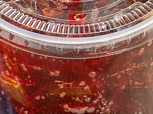 Choice Clear Plastic Flat Lid with Straw Slot 42 oz. - 500/Case