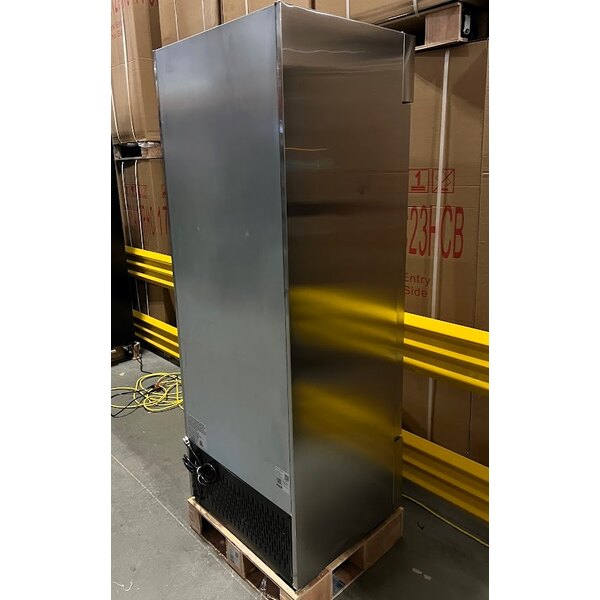 Scratch and Dent Avantco A-19F-HC 29" Solid Door Reach-In Freezer