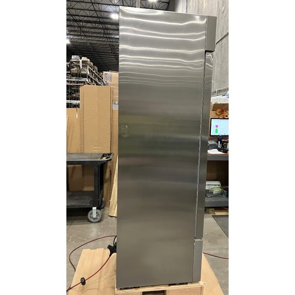 Scratch and Dent Avantco A-19F-HC 29" Solid Door Reach-In Freezer