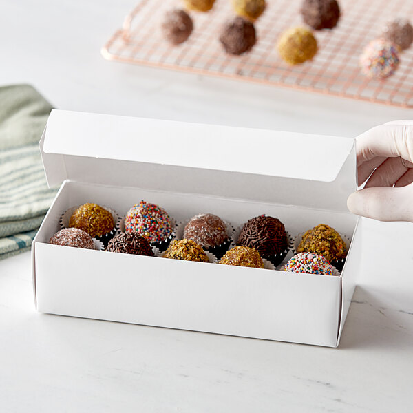 8 7/8" x 3 3/4" x 2 3/8" White 1-Piece 2 lb. Candy Box - 25/Pack