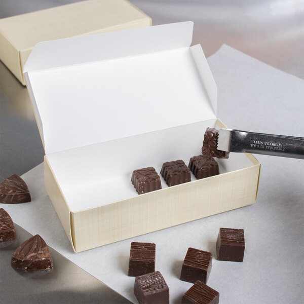 7 1/8" x 3 3/8" x 1 7/8" 1-Piece 1 lb. Gold Linen Candy Box - 250/Case