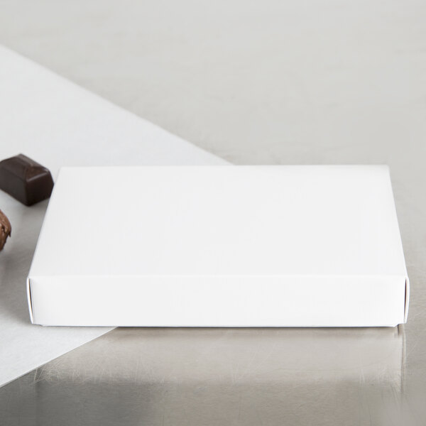 7" x 4 3/8" x 1 1/8" 2-Piece 1/2 lb. White Candy Box - 250/Case