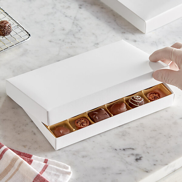 9 3/8" x 6" x 1 1/8" 2-Piece 1 lb. White Candy Box - 250/Case