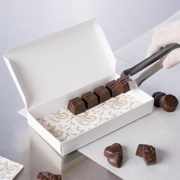 7 1/2" x 4" x 1 1/8" White 1/2 lb. 1-Piece Candy Box - 250/Case