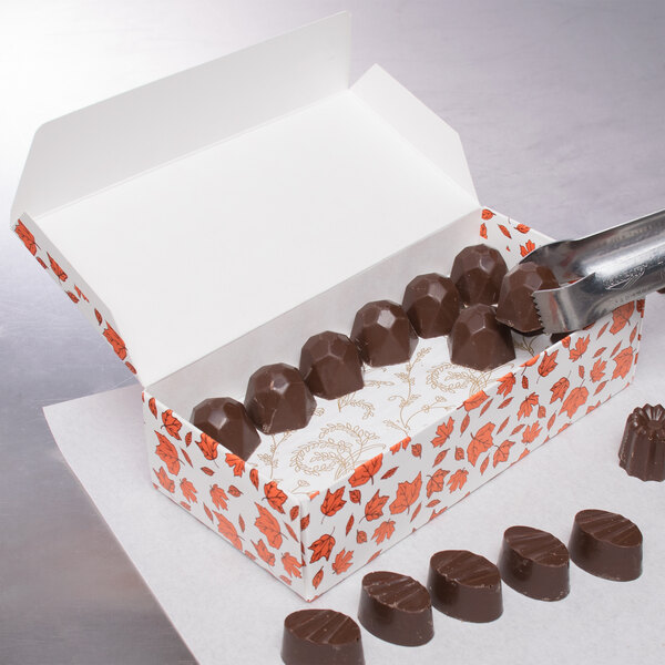 7 1/8" x 3 3/8" x 1 7/8" 1-Piece 1 lb. Leaf Candy Box - 250/Case