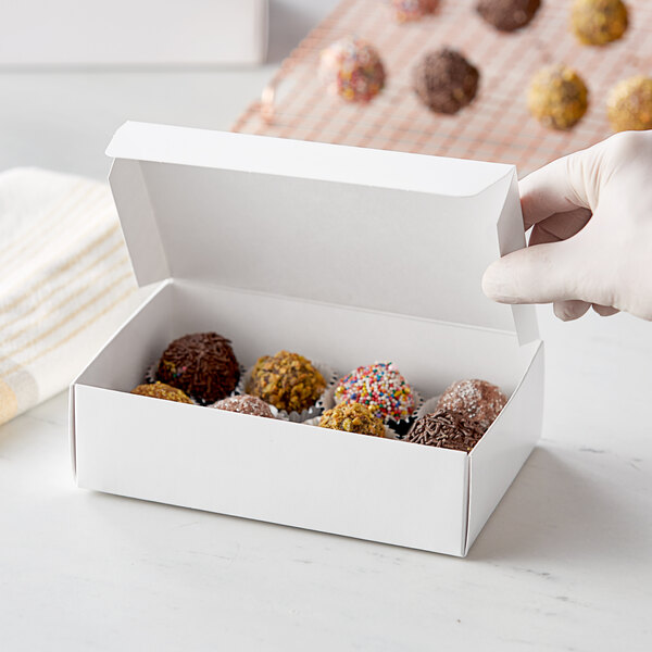 7" x 4 1/2" x 2" White 1 1/2 lb. 1-Piece Candy Box - 250/Case