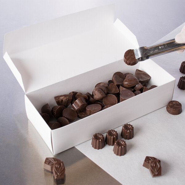 10 5/8" x 4 1/4" x 2 1/2" White 3 lb. 1-Piece Candy Box - 250/Case