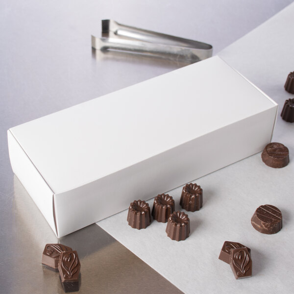 10 5/8" x 4 1/4" x 2 1/2" White 3 lb. 1-Piece Candy Box - 250/Case