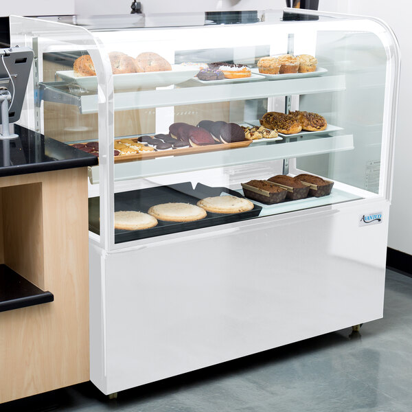 Avantco BCD-48 48" Curved Glass White Dry Bakery Display Case