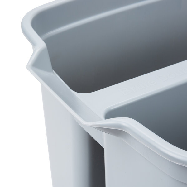 Rubbermaid FG262888GRAY 19 Qt. Divided Gray Bucket
