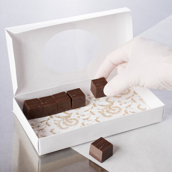 7 1/2" x 4" x 1 1/8" White 1/2 lb. 1-Piece Candy Box with Oval Window ...