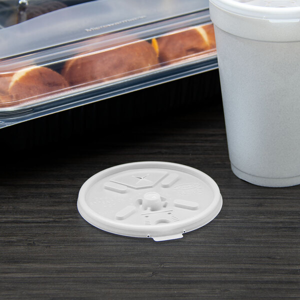 Dart 16FTLS Translucent Lift'n'Lock Lid with Straw Slot - 100/Pack