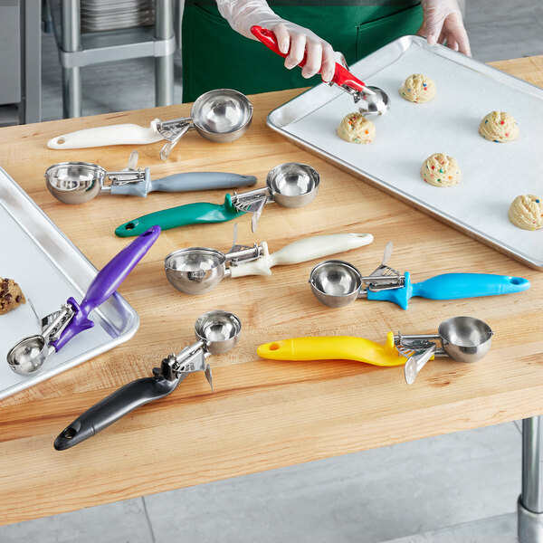 Choice #20 Yellow Ergonomic Thumb Press Disher - 1.625 oz.
