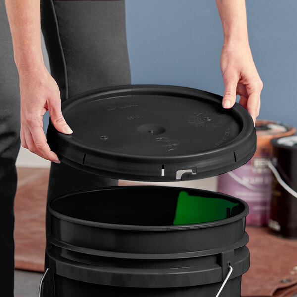 BWAY 5 Gallon Black Round Pail Cover with Tear Skirt and Gasket - 240 ...
