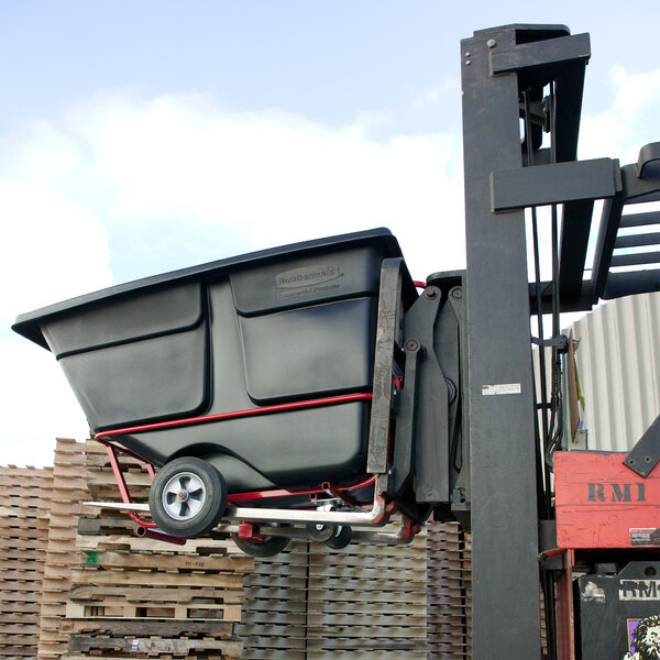 Rubbermaid FG131542BLA BRUTE Black 1.0 Cubic Yard Forkliftable Tilt ...