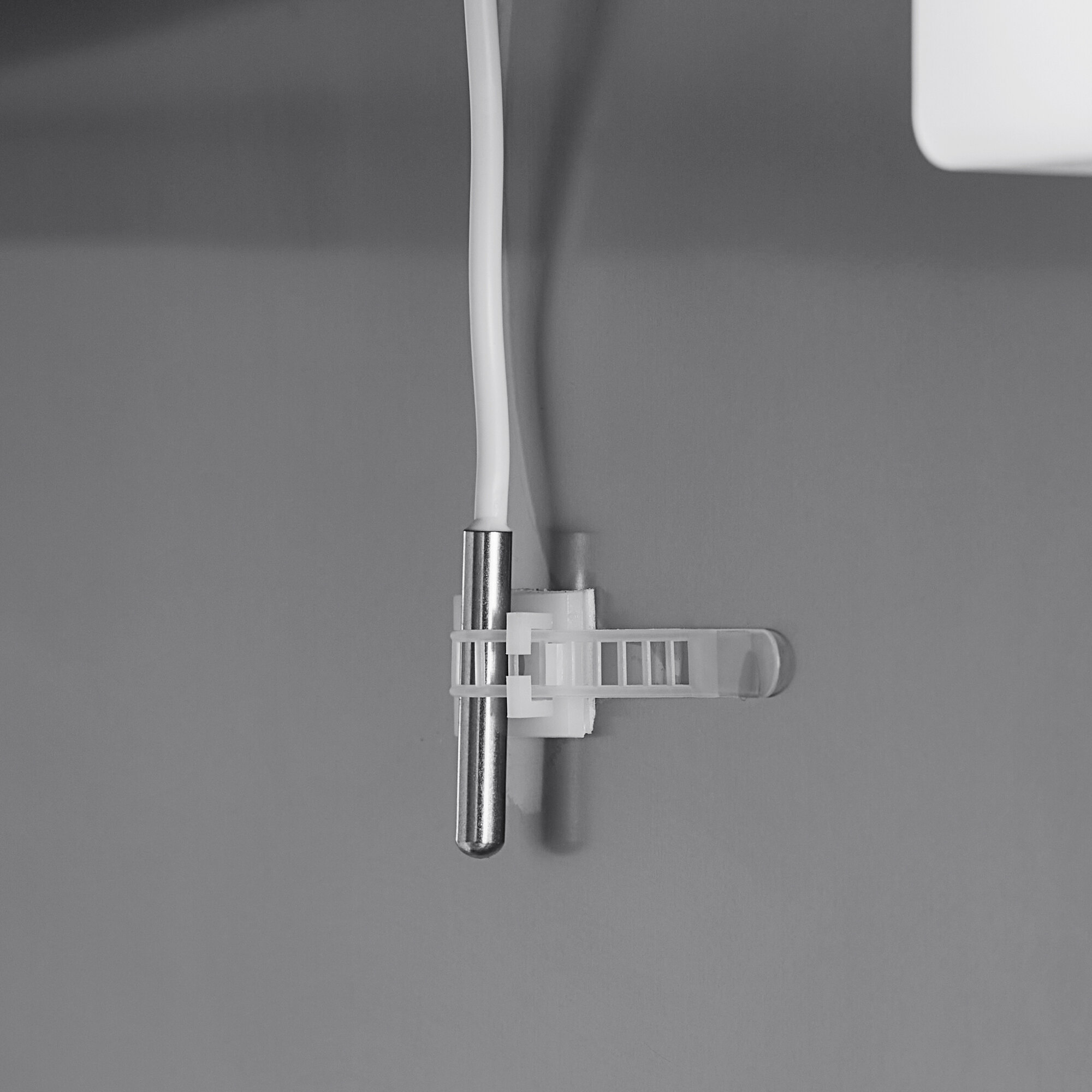 VersaTile Replacement Adhesive Cable Management Netting Tie | Avantco ...